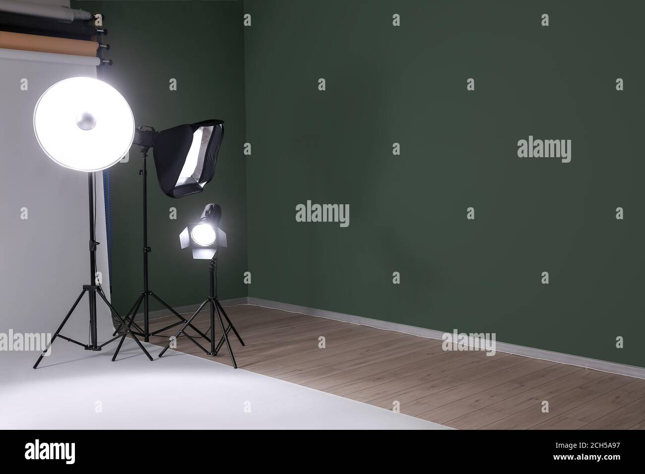 Glowing lighting equipment in modern photo studio Stock Photo - Alamy