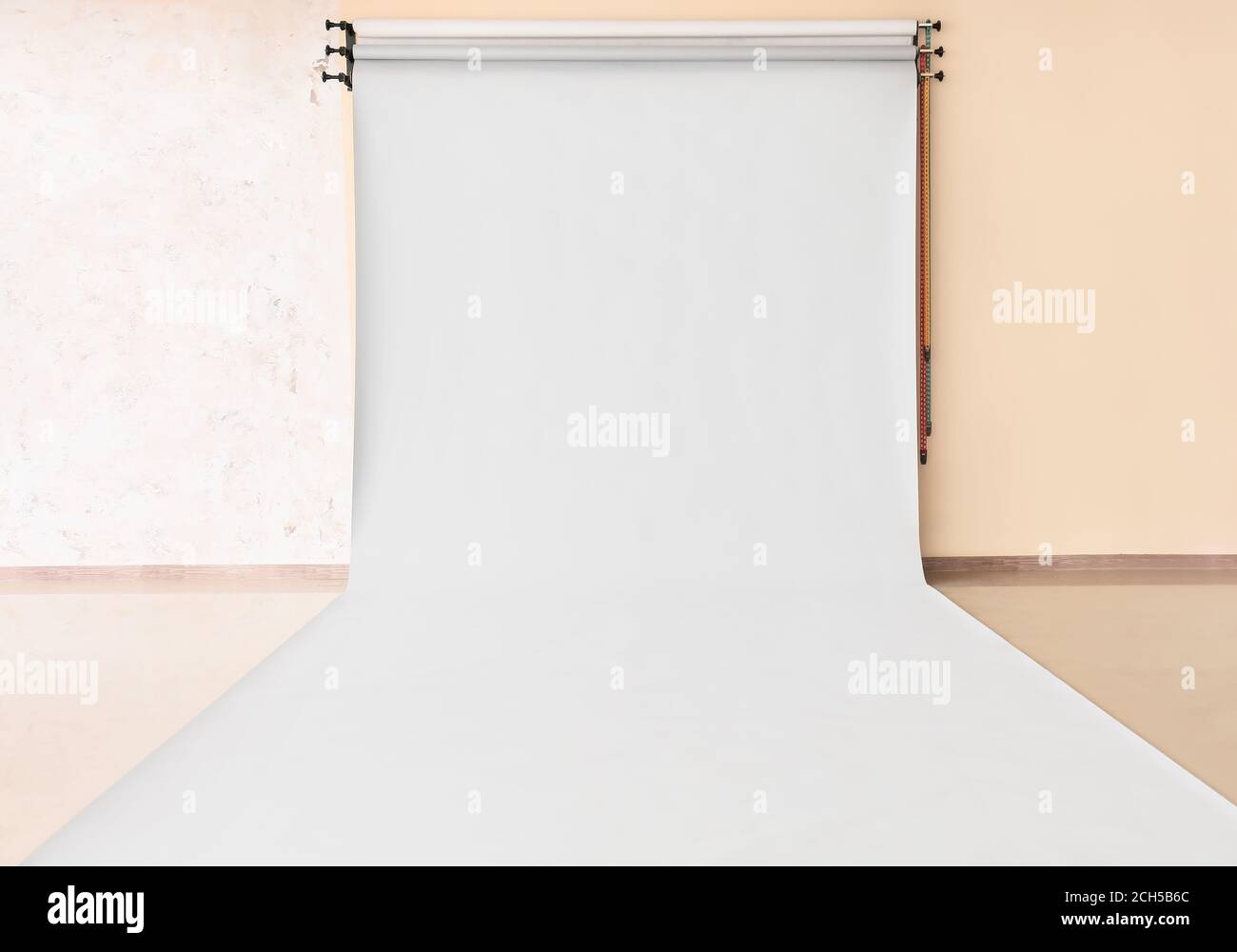 Light backdrop in modern photo studio Stock Photo - Alamy