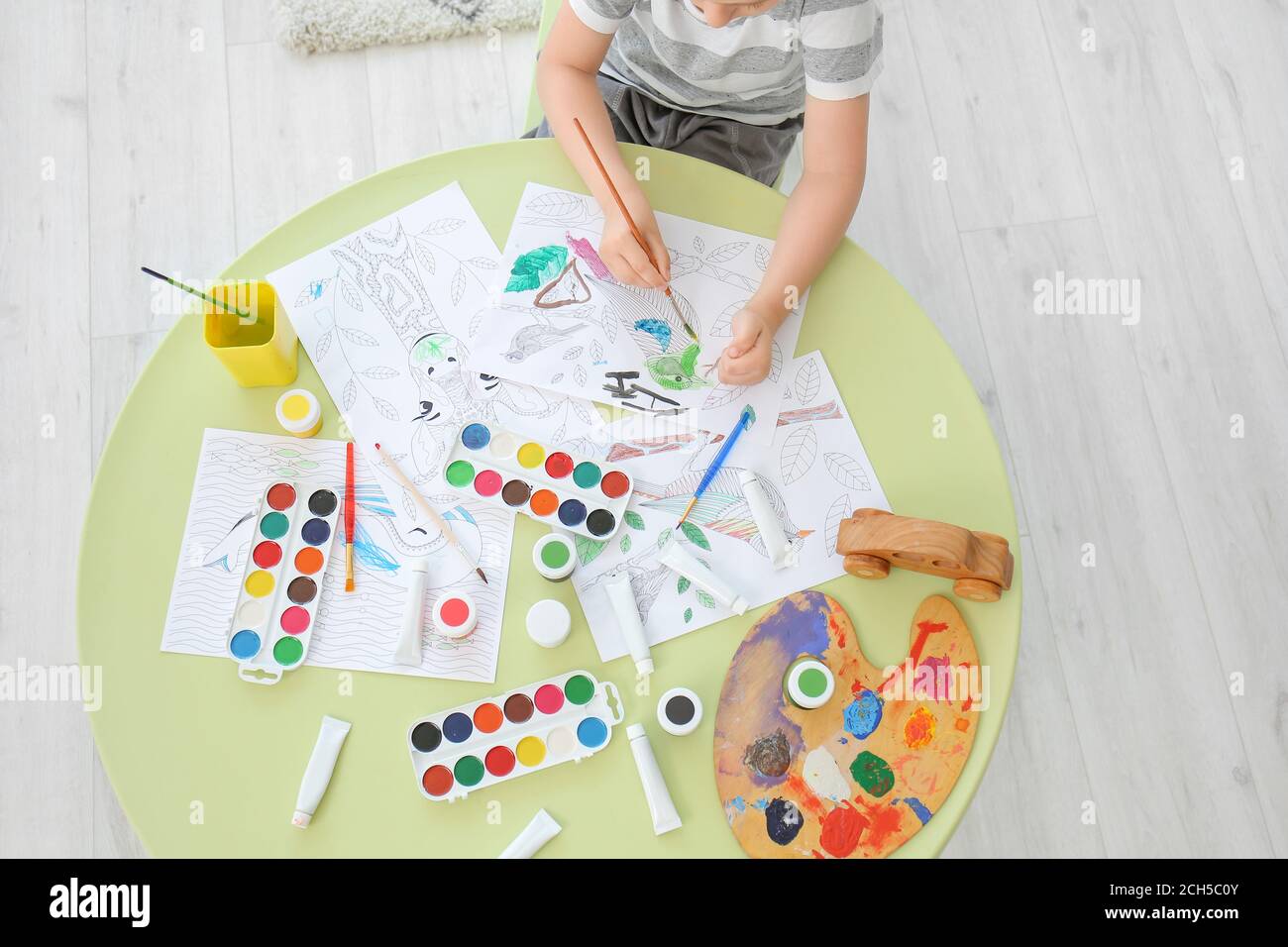 Cute little boy coloring pictures at home Stock Photo - Alamy