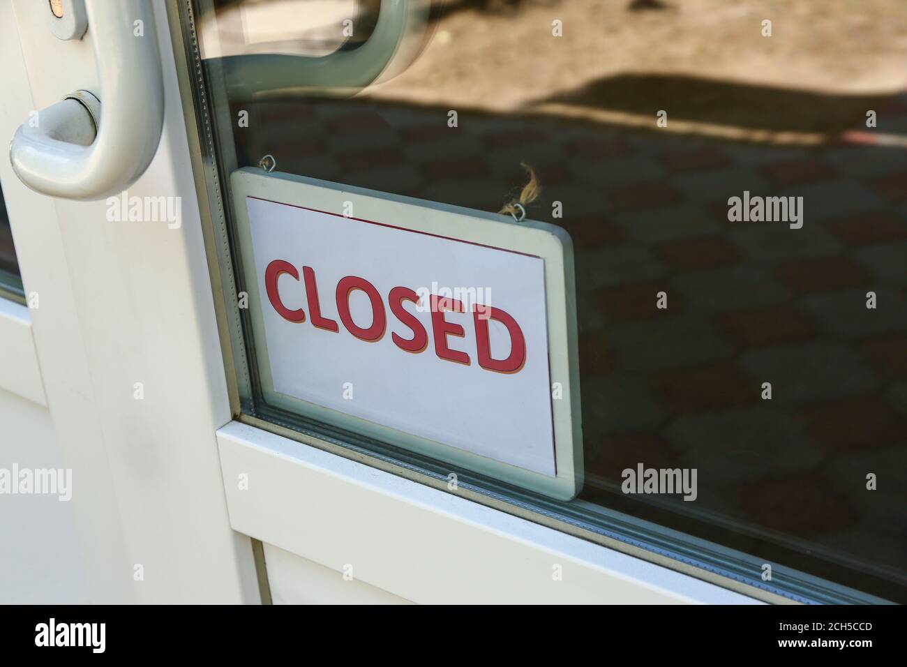 Sign with text CLOSED on door Stock Photo - Alamy