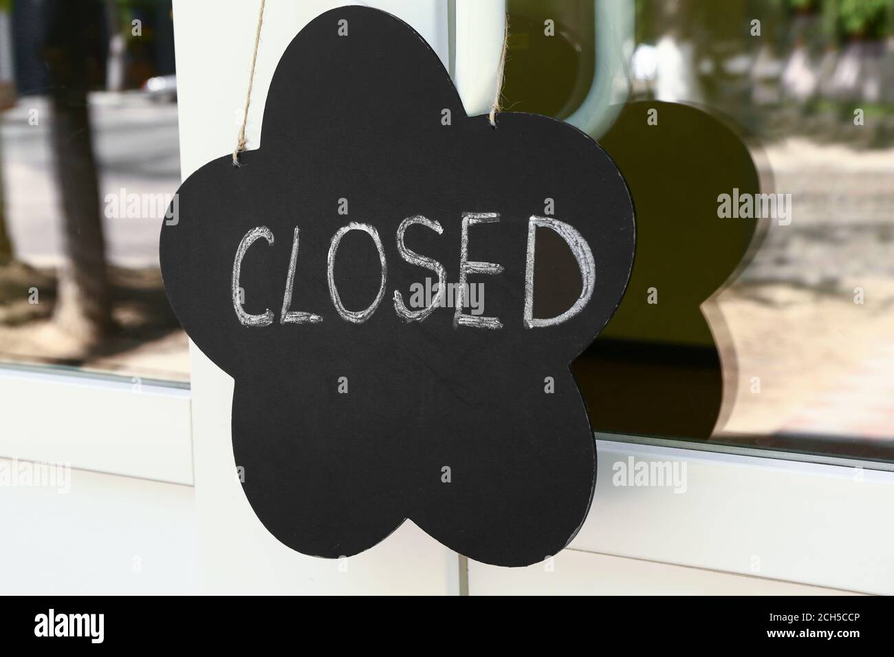 Sign with text CLOSED on door Stock Photo - Alamy