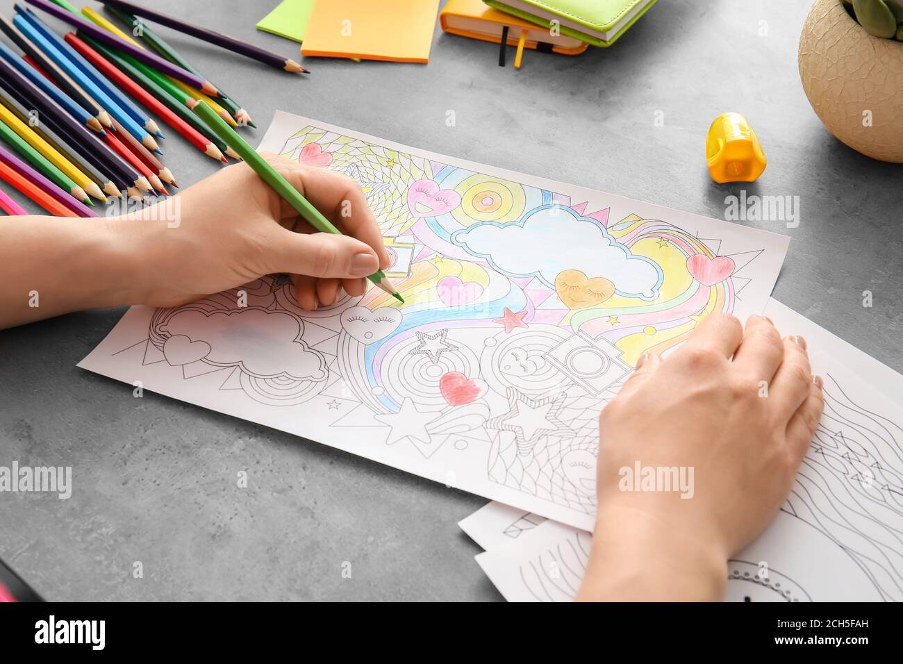 Woman hand paints sheet paper hi-res stock photography and images - Alamy