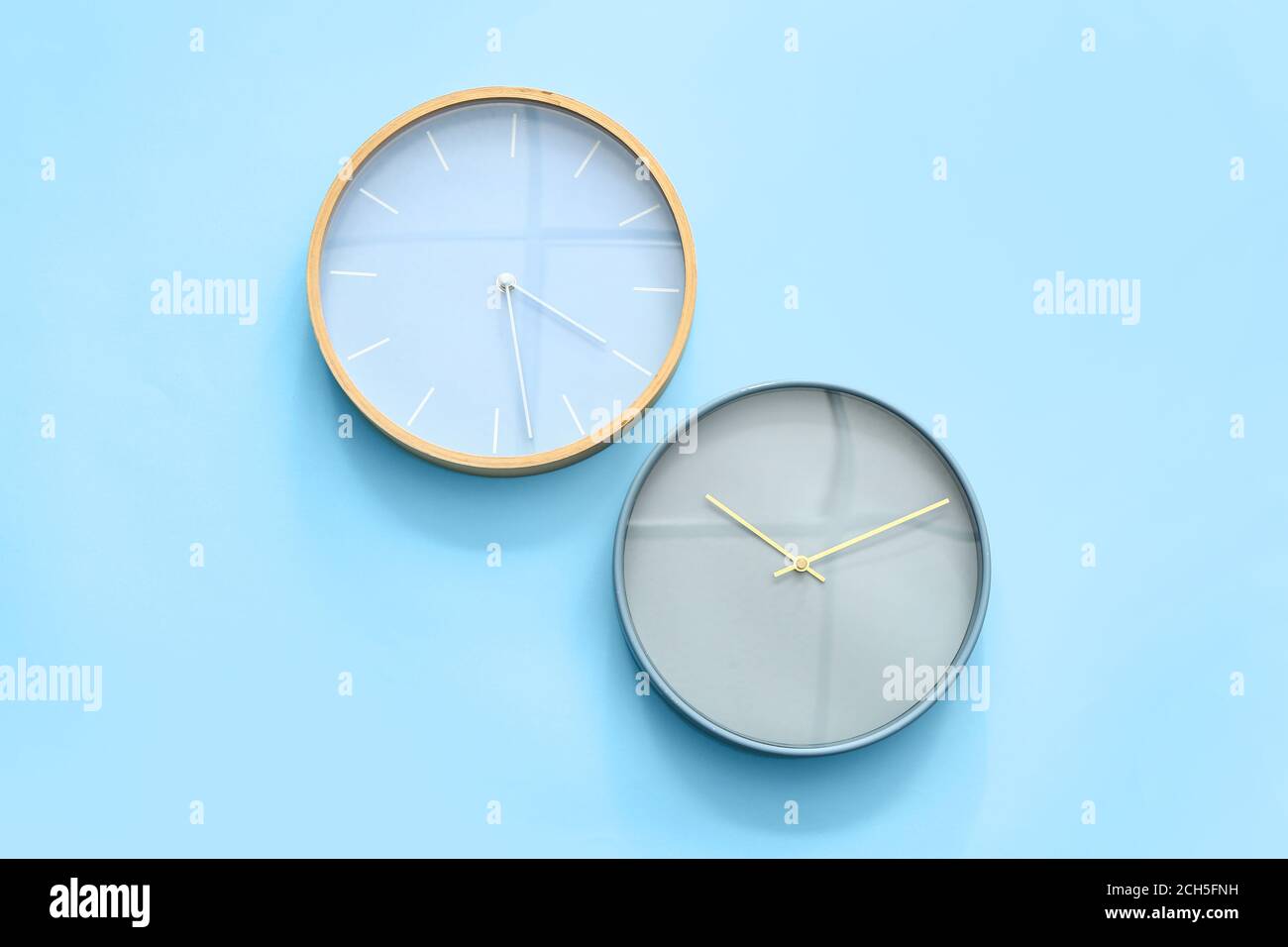 Simple clocks hi-res stock photography and images - Alamy