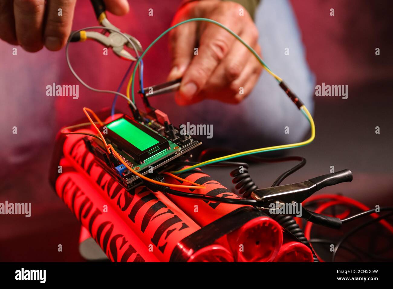 Bomb defusing hi-res stock photography and images - Alamy