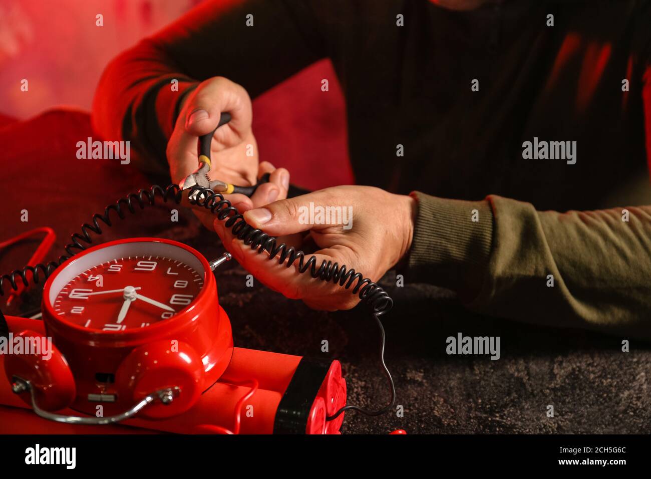 Bomb defusing hi-res stock photography and images - Alamy
