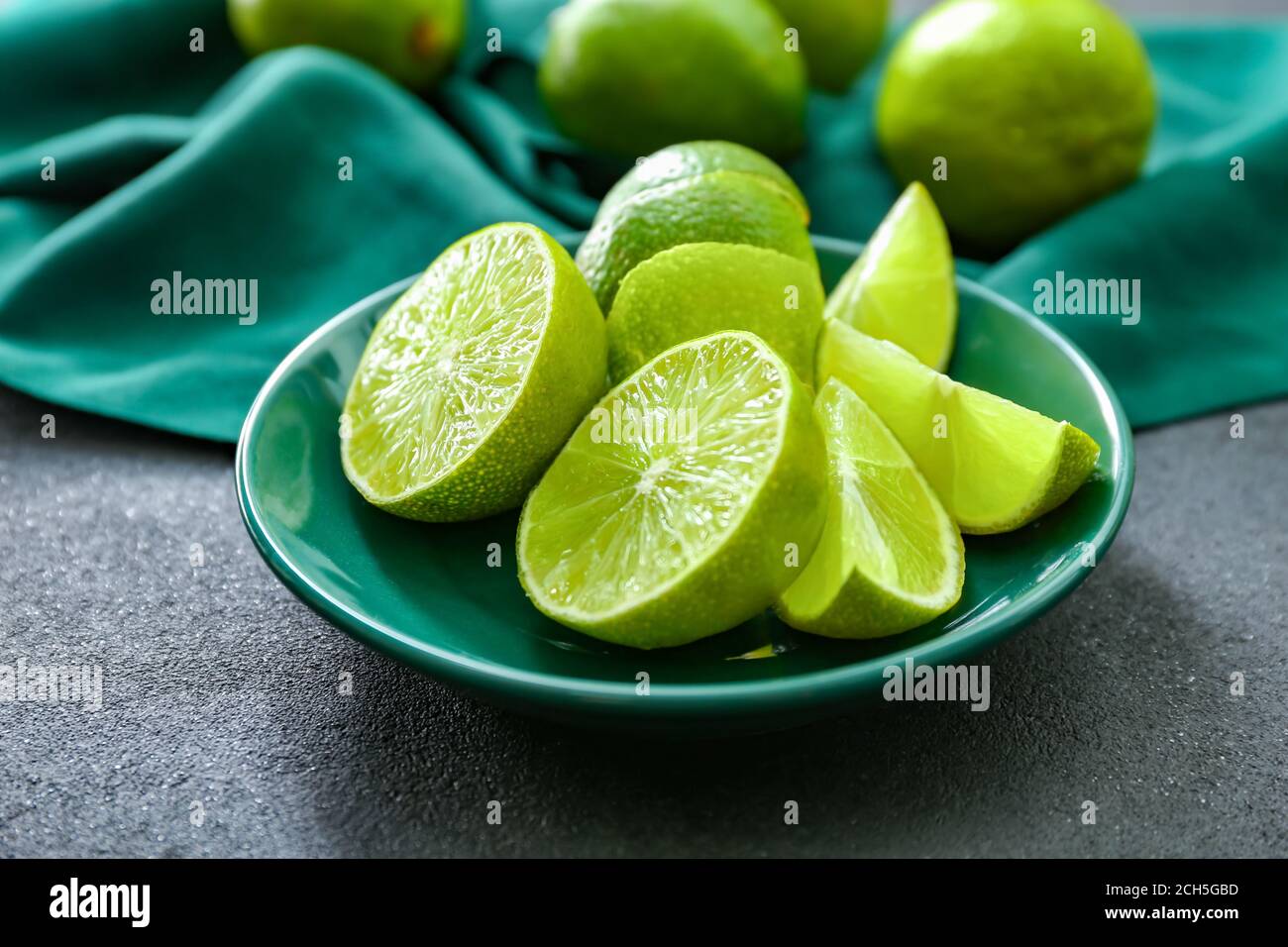 Fresh cut limes hi-res stock photography and images - Alamy