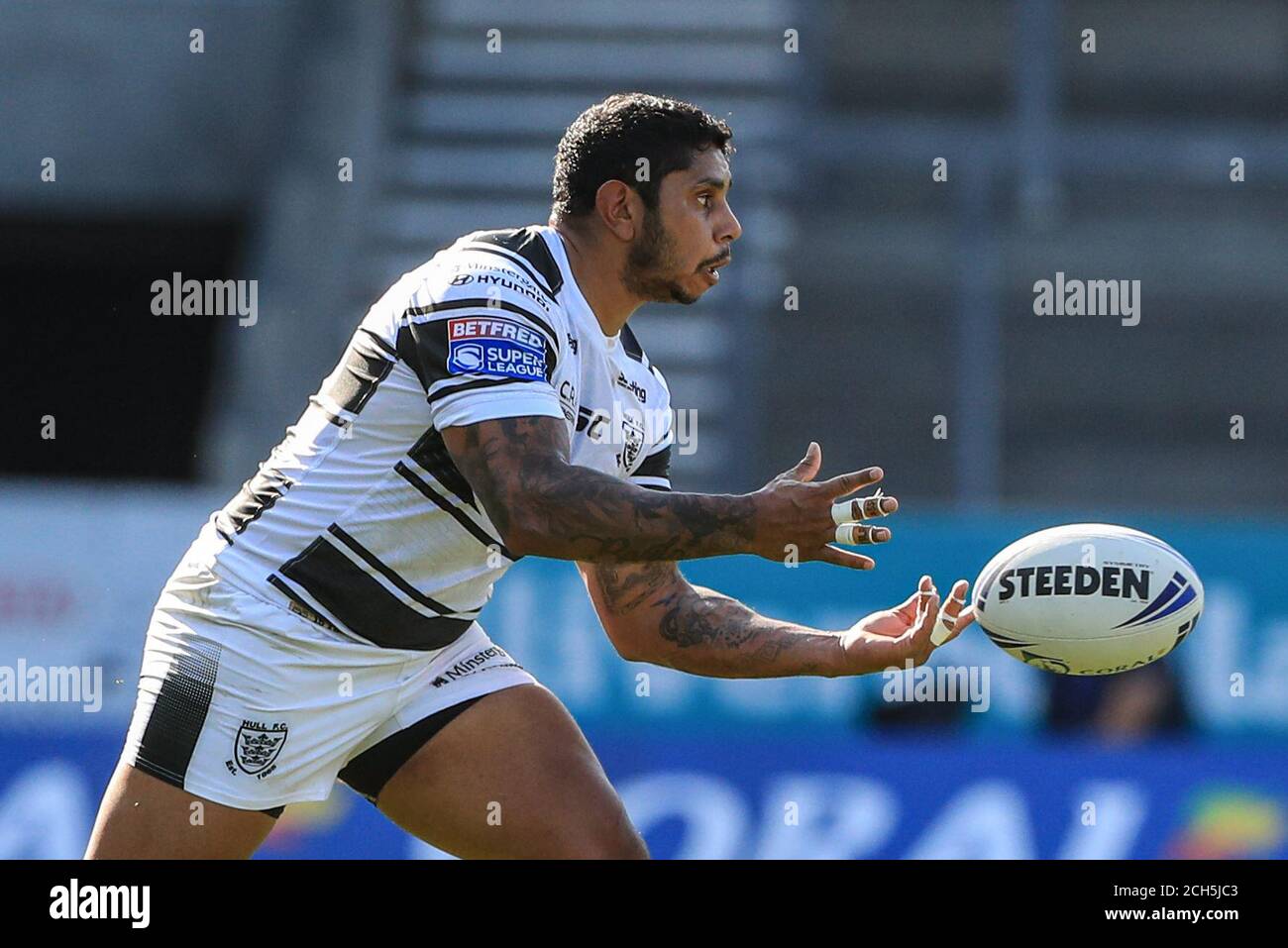 Albert Kelly (14) of Hull FC makes a pass Stock Photo - Alamy