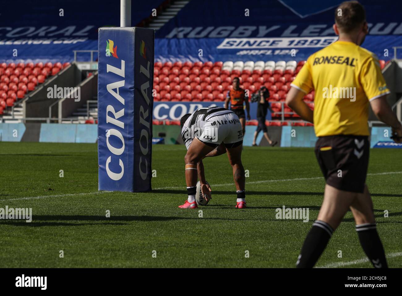 Albert Kelly (14) of Hull FC breaks free to go over for a try Stock ...