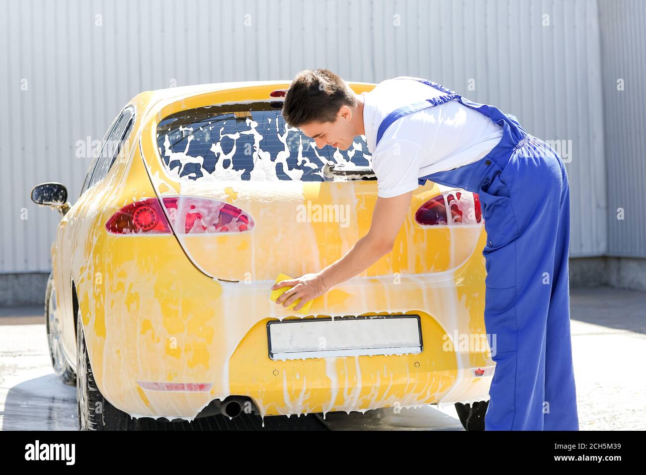Worker of car wash cleaning modern automobile Stock Photo - Alamy