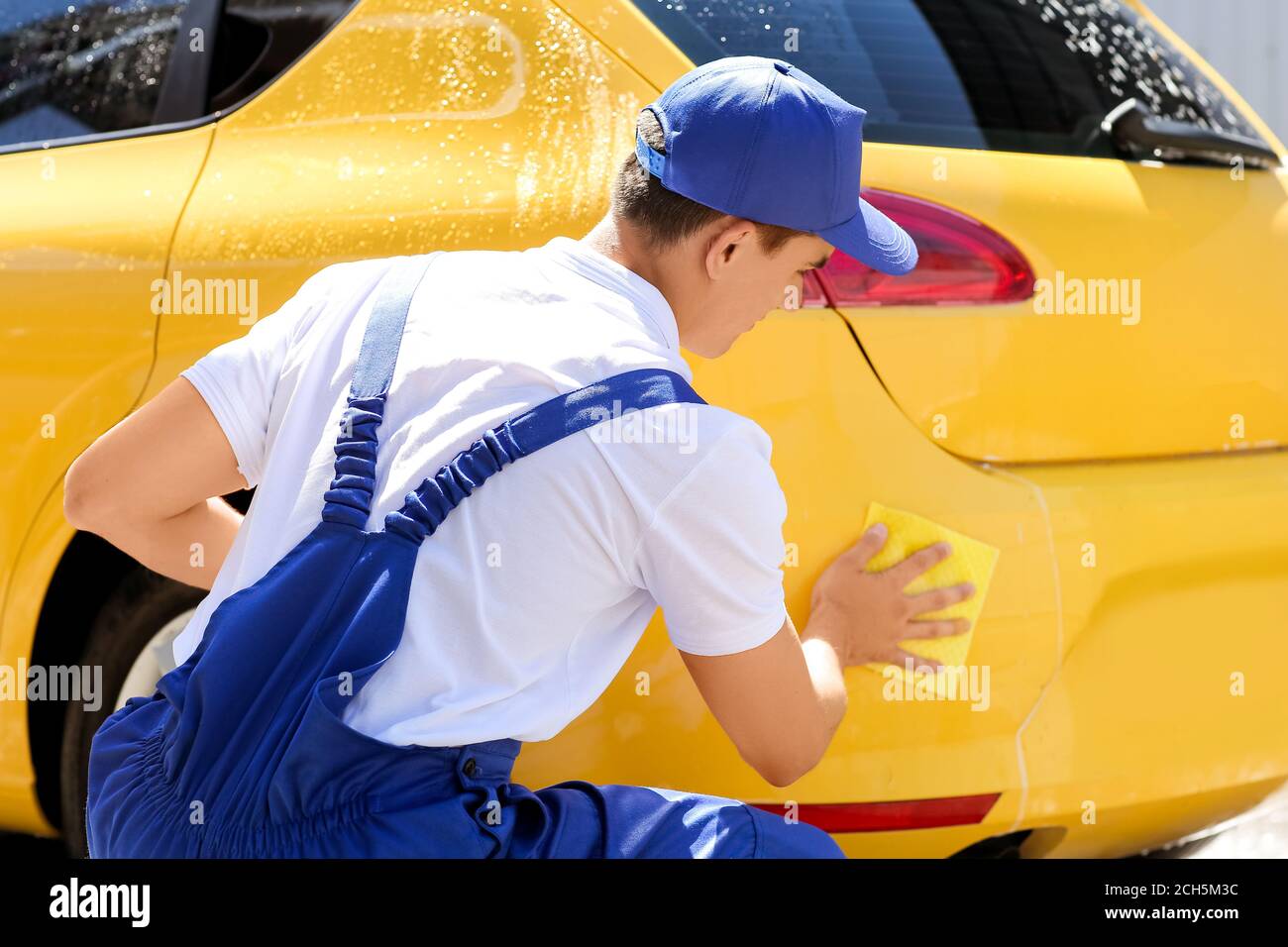 Worker of car wash cleaning modern automobile Stock Photo - Alamy