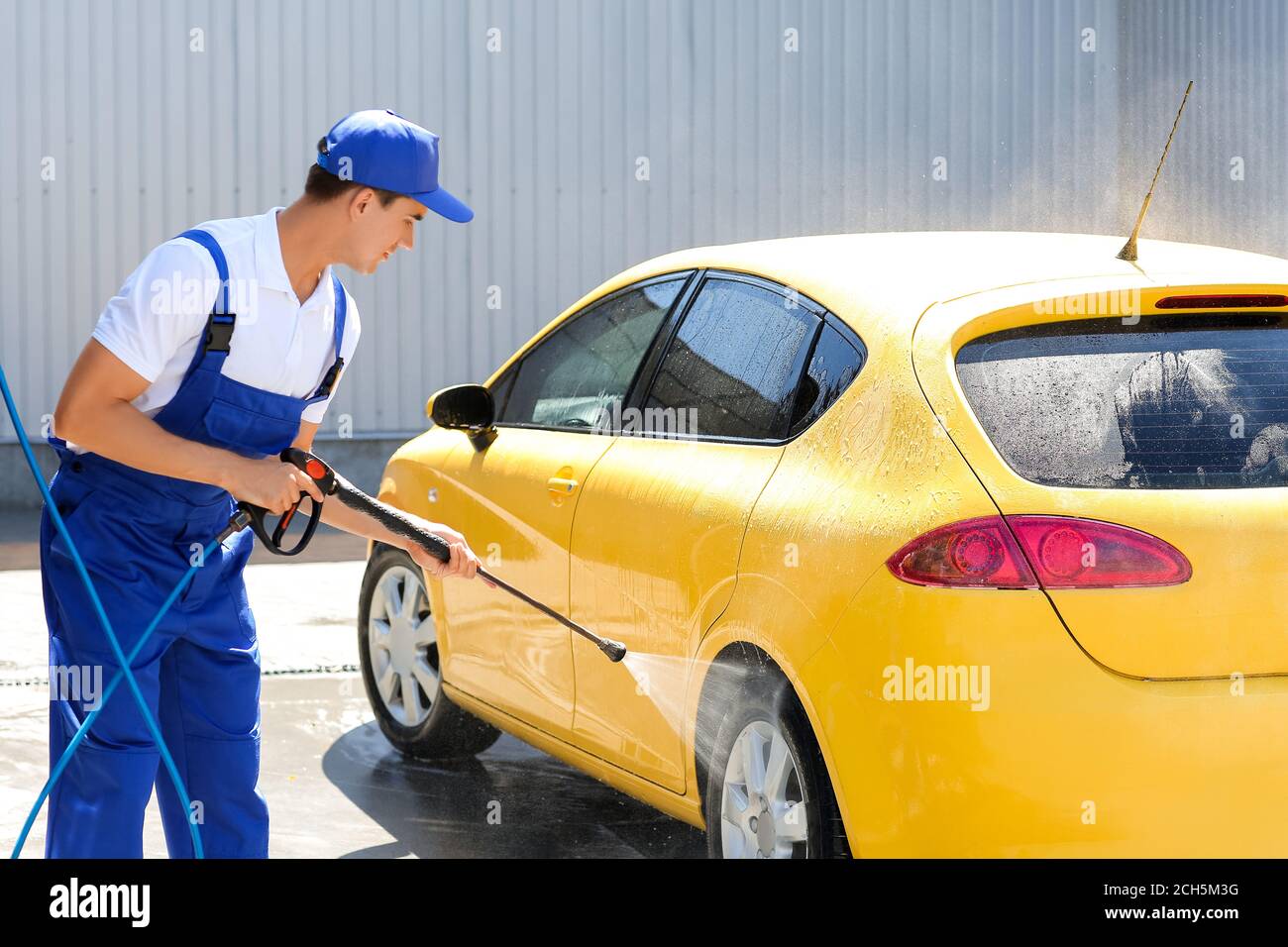 Worker of car wash cleaning modern automobile Stock Photo - Alamy