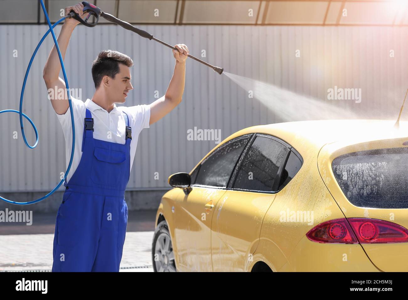 Worker of car wash cleaning modern automobile Stock Photo - Alamy