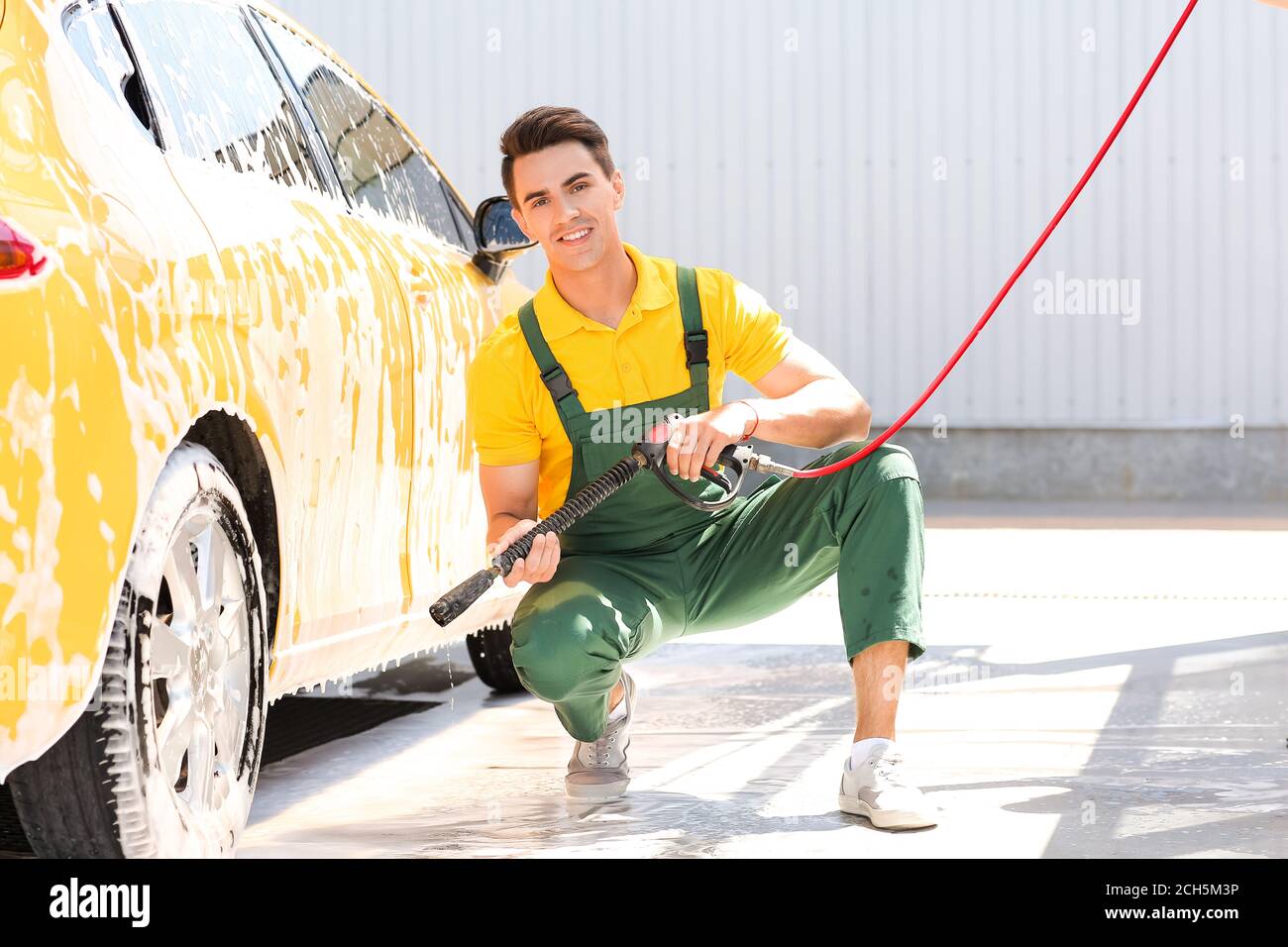 Worker of car wash cleaning modern automobile Stock Photo - Alamy