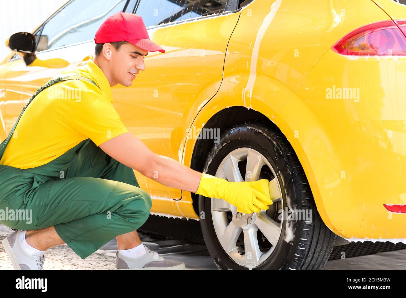 Worker of car wash cleaning modern automobile Stock Photo - Alamy