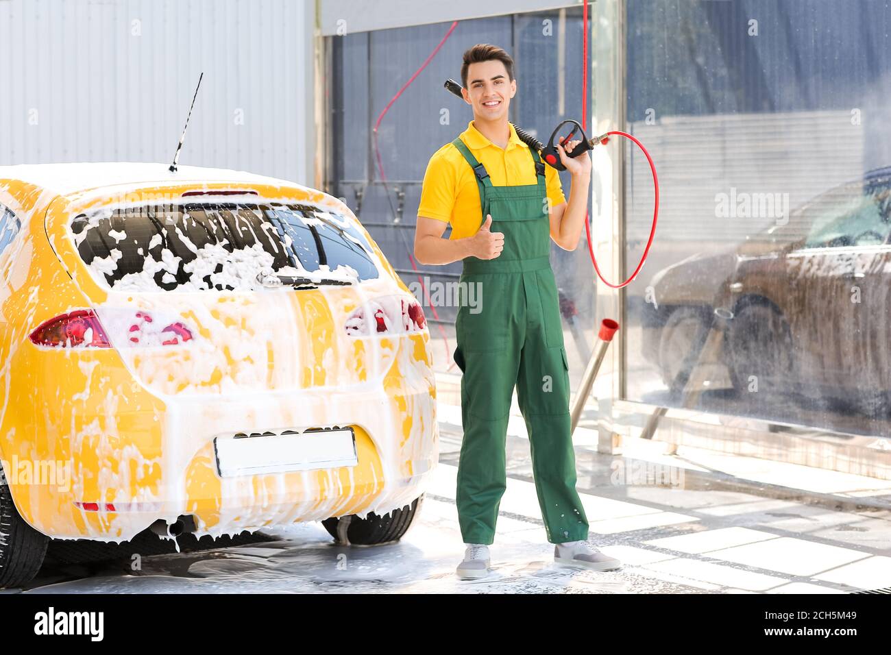 Worker of car wash cleaning modern automobile Stock Photo - Alamy