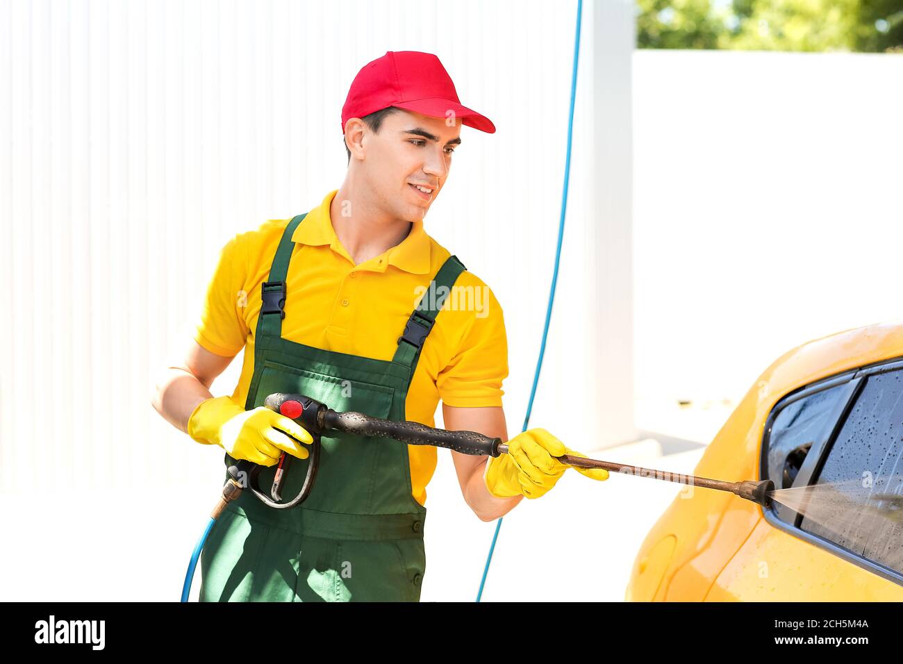 Worker of car wash cleaning modern automobile Stock Photo - Alamy