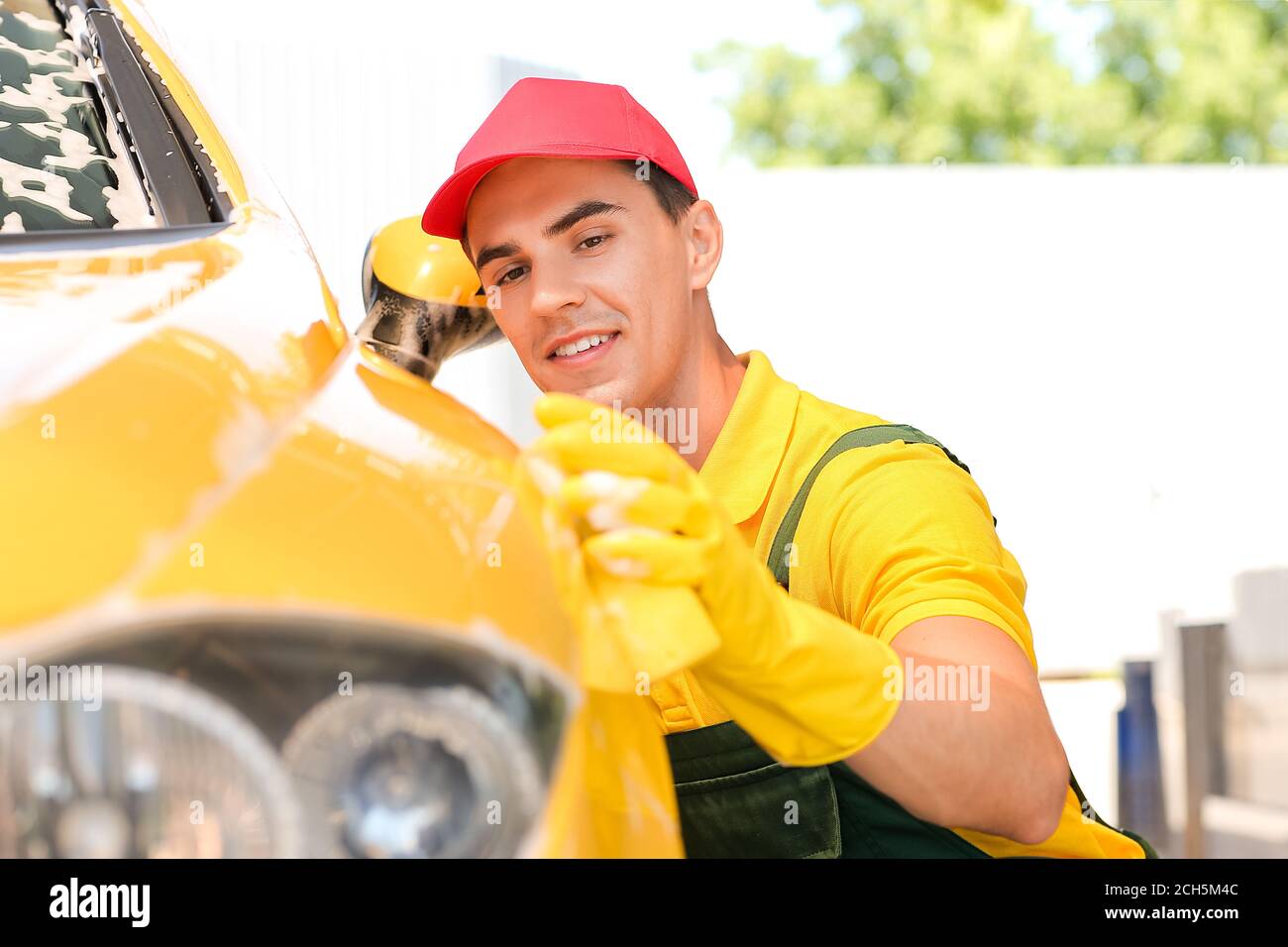 Worker of car wash cleaning modern automobile Stock Photo - Alamy
