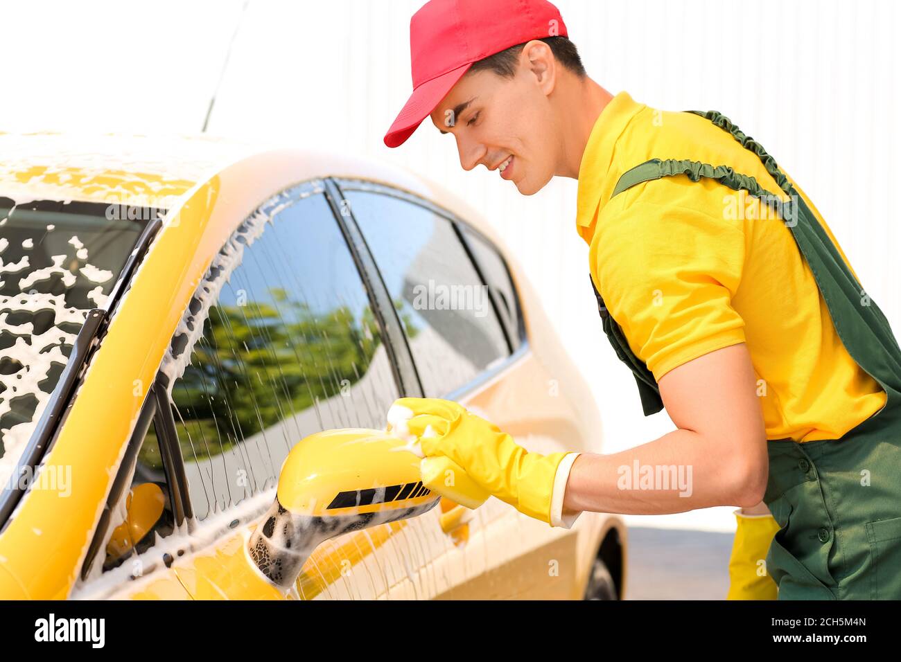 Worker of car wash cleaning modern automobile Stock Photo - Alamy
