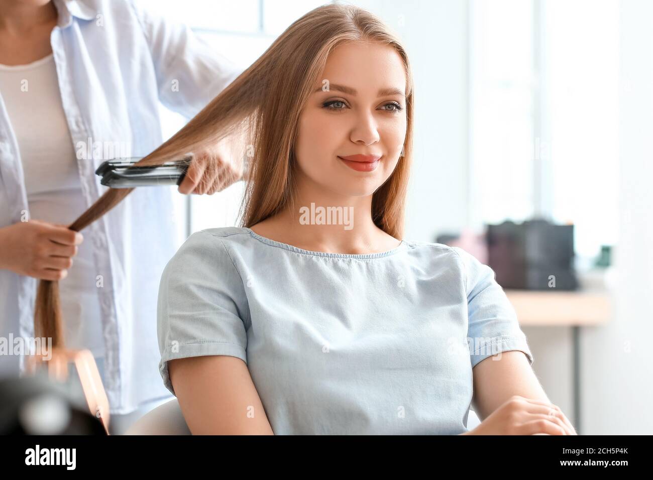Hairdresser working with client in beauty salon Stock Photo - Alamy