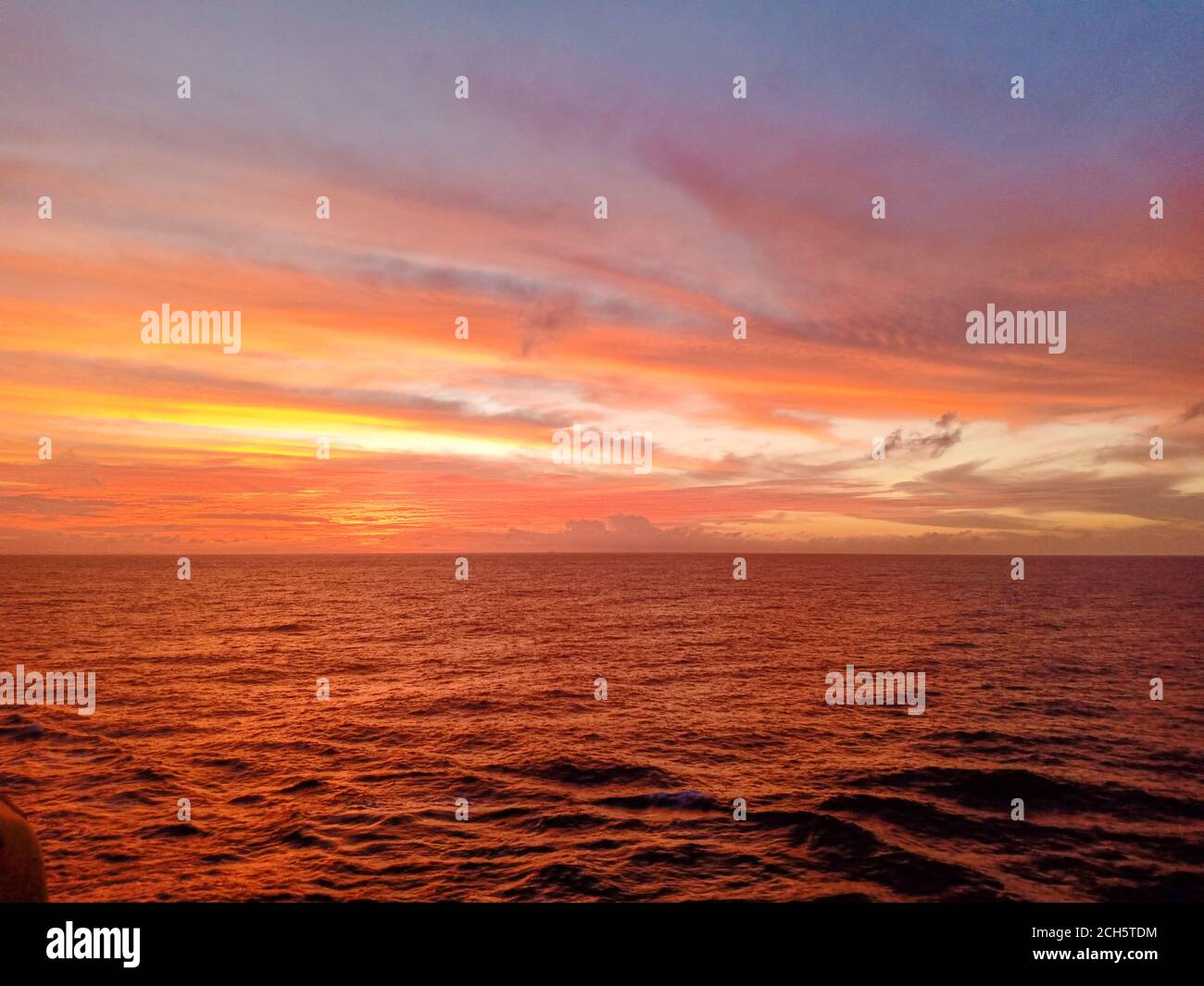 Beautiful sunset in ocean hi-res stock photography and images - Alamy