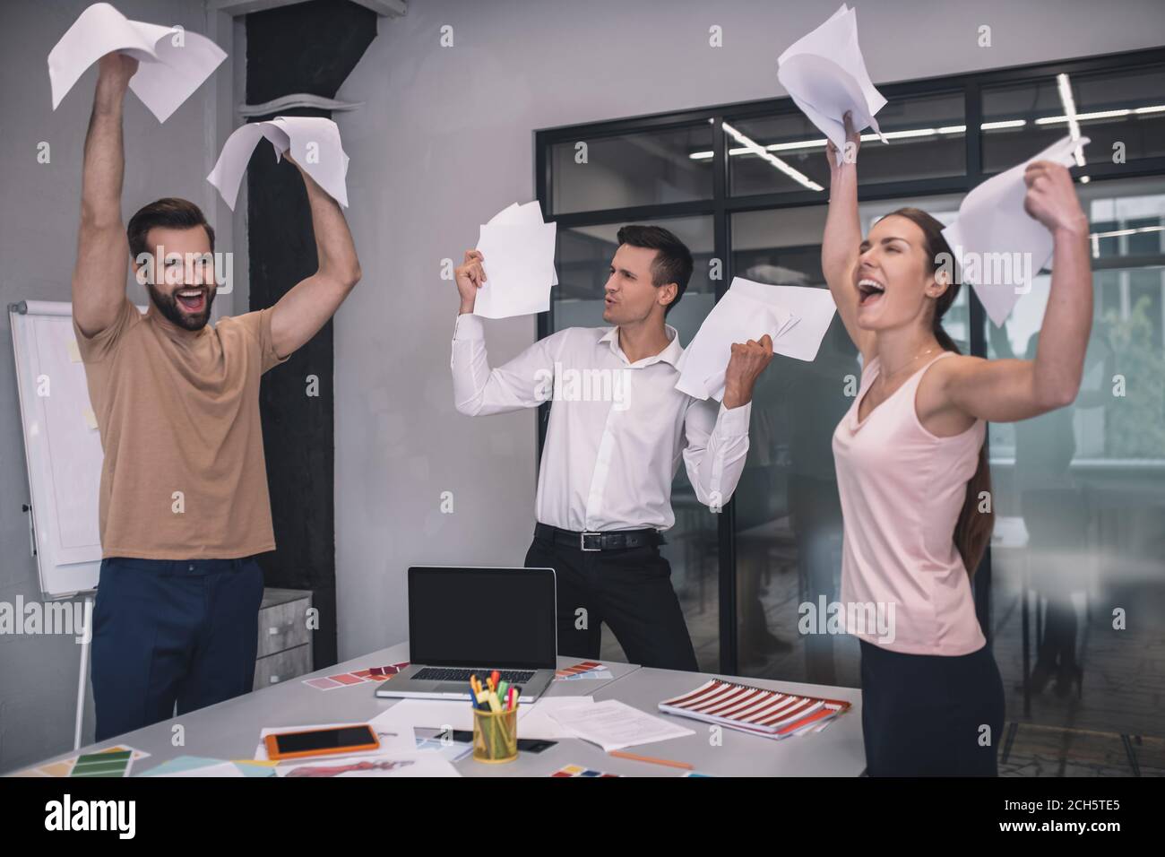 Coworkers laughing hi-res stock photography and images - Alamy