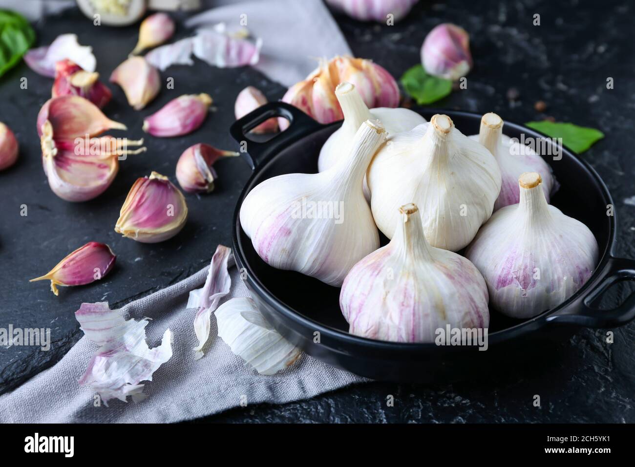 Garlic cloves on pot hi-res stock photography and images - Alamy