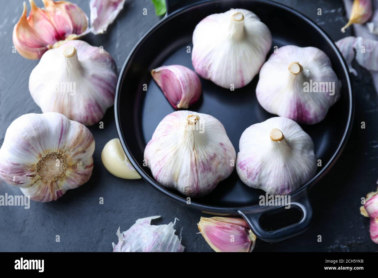Garlic cloves on pot hi-res stock photography and images - Alamy
