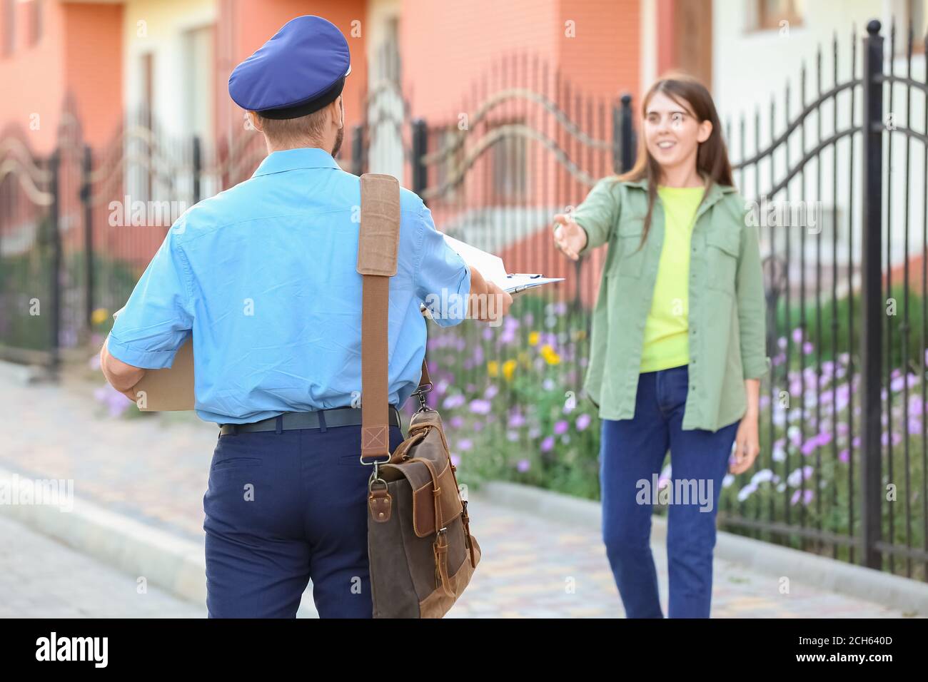 Woman receiving letter hi-res stock photography and images - Alamy