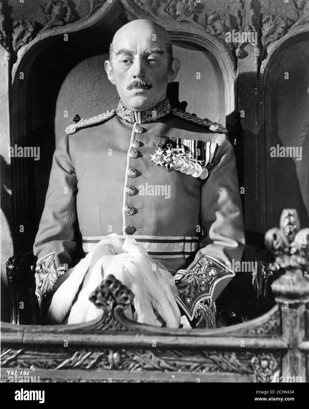 ALEC GUINNESS Portrait as General Lord Rufus D'Ascoyne in KIND HEARTS ...