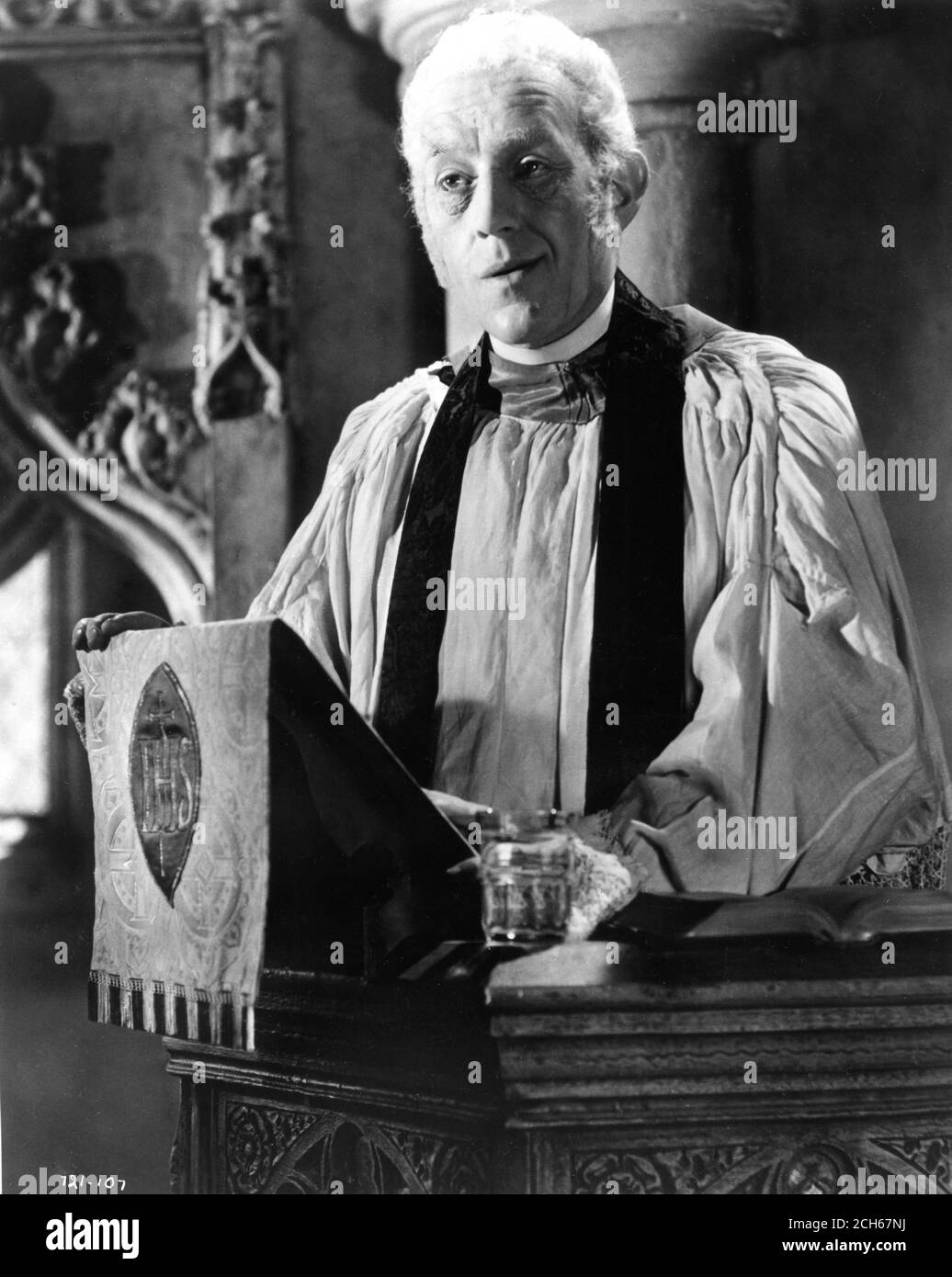 ALEC GUINNESS Portrait as the Reverend Lord Henry D'Ascoyne in KIND ...