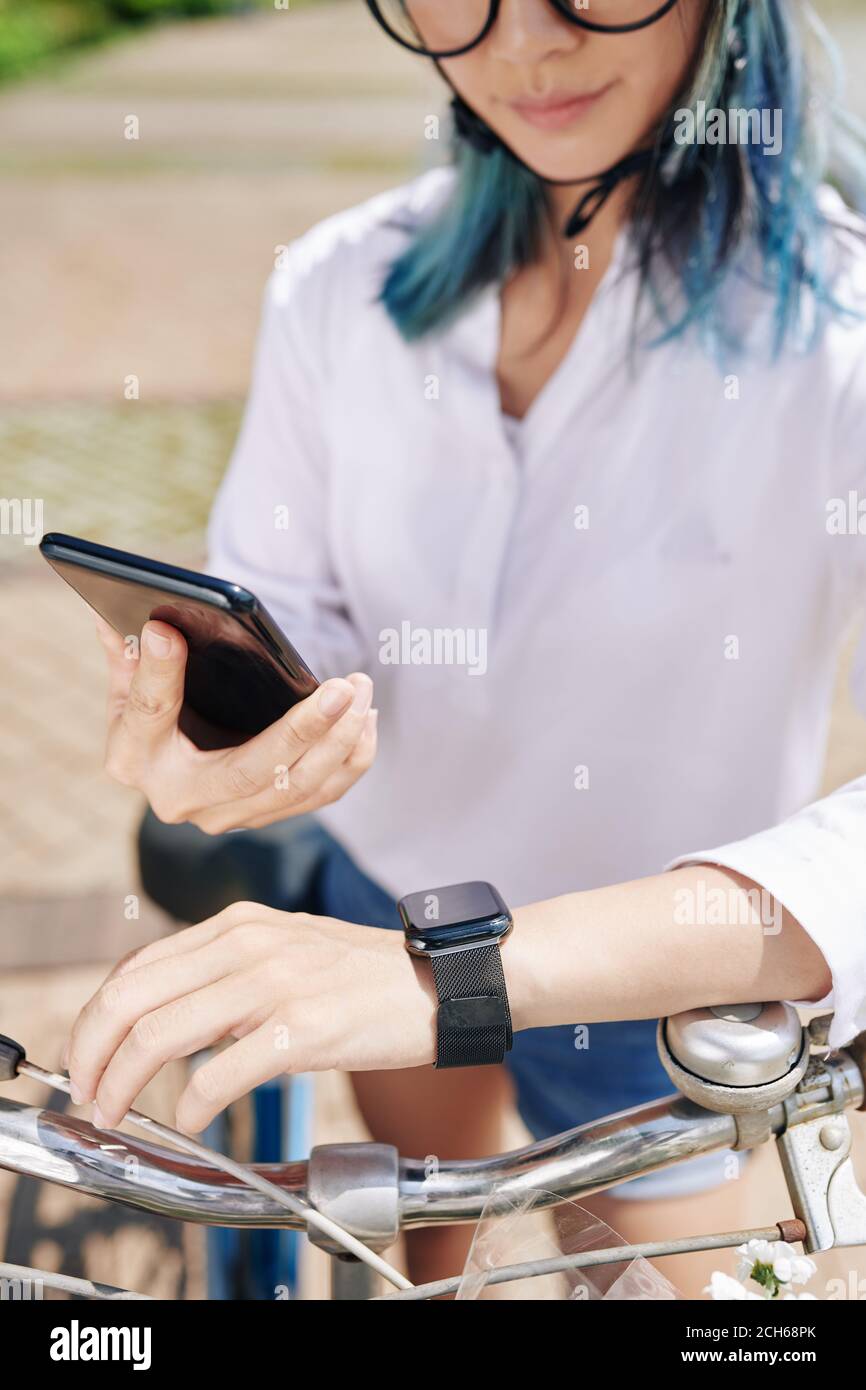 Synchronizing smartphone and smartwatch Stock Photo - Alamy