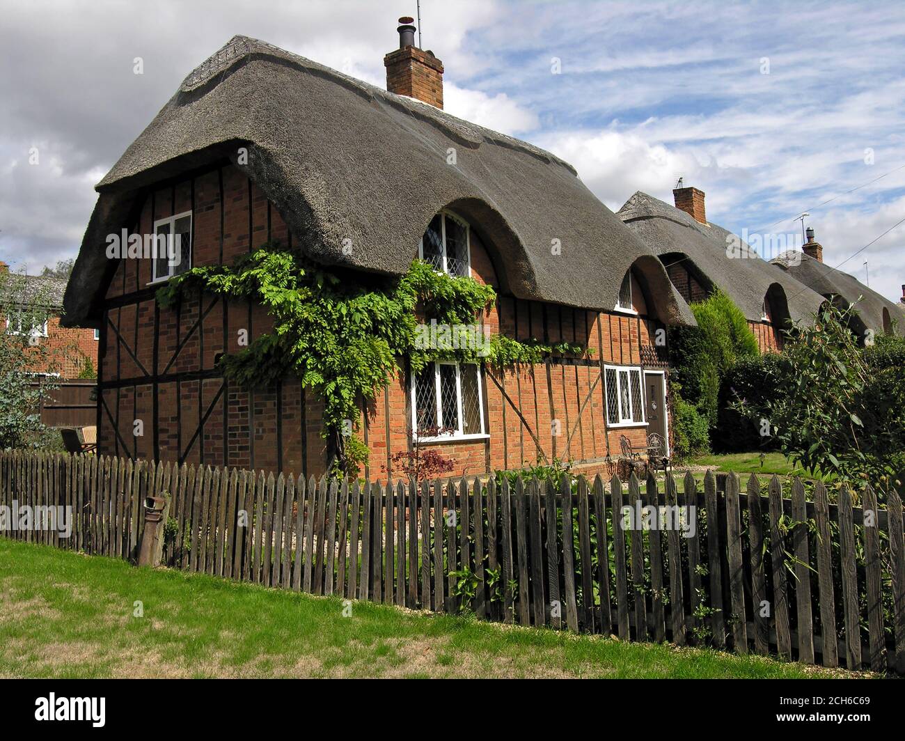 Thatched cottages, Ampthill Stock Photo - Alamy