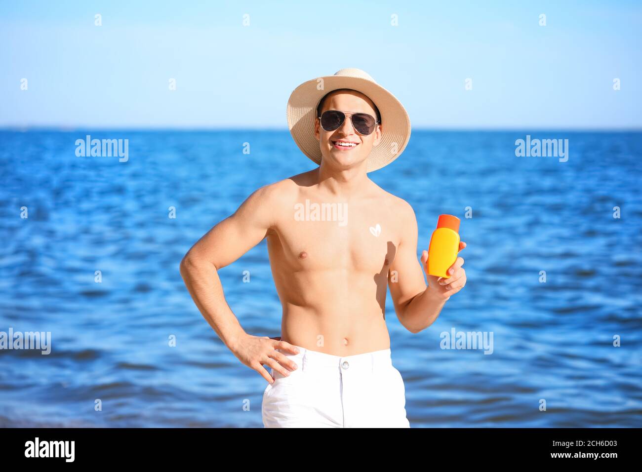 Apply sunscreen man hi-res stock photography and images - Alamy