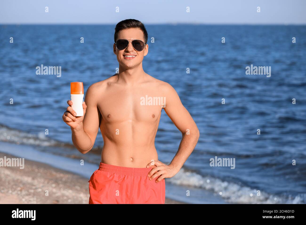 Apply sunscreen beach hi-res stock photography and images - Alamy