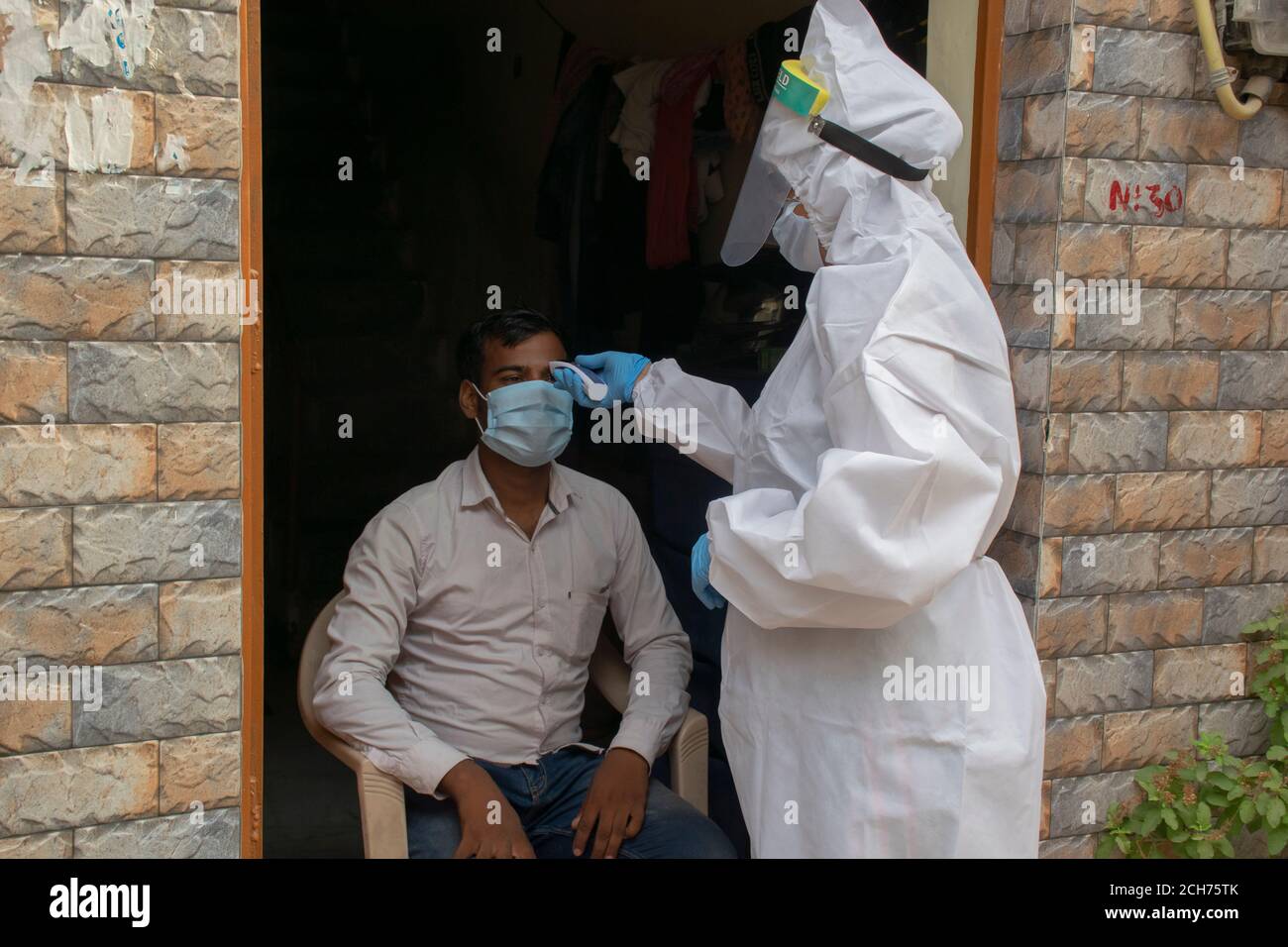 Doctor doing allergy test hi-res stock photography and images - Alamy
