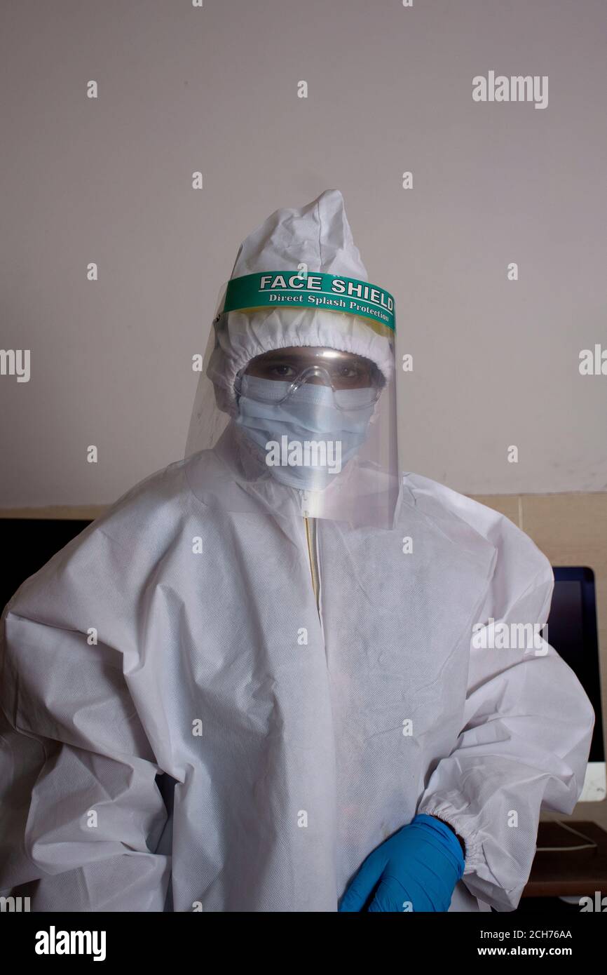 doctor in PPE kit at standing at the door Stock Photo - Alamy