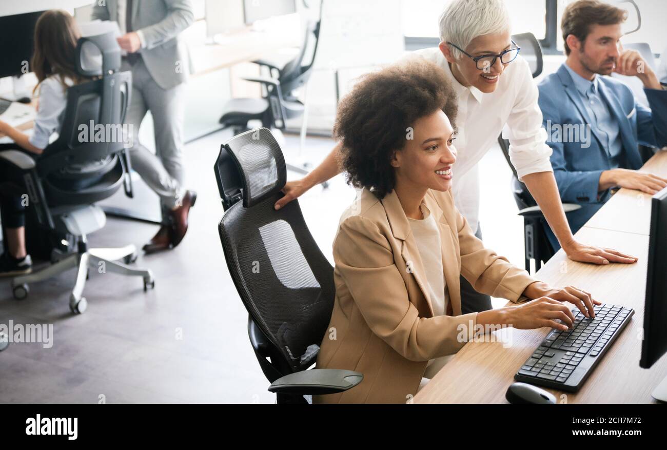 Team at work computer hi-res stock photography and images - Alamy