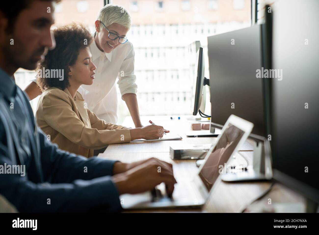 Everyday people and technology hi-res stock photography and images - Alamy