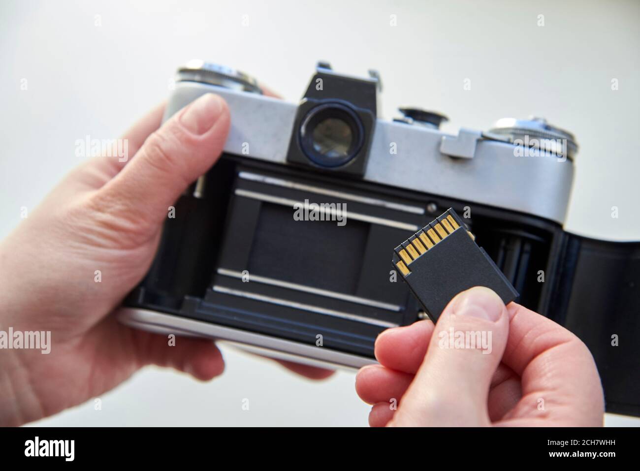 Changing camera lens hi-res stock photography and images - Alamy