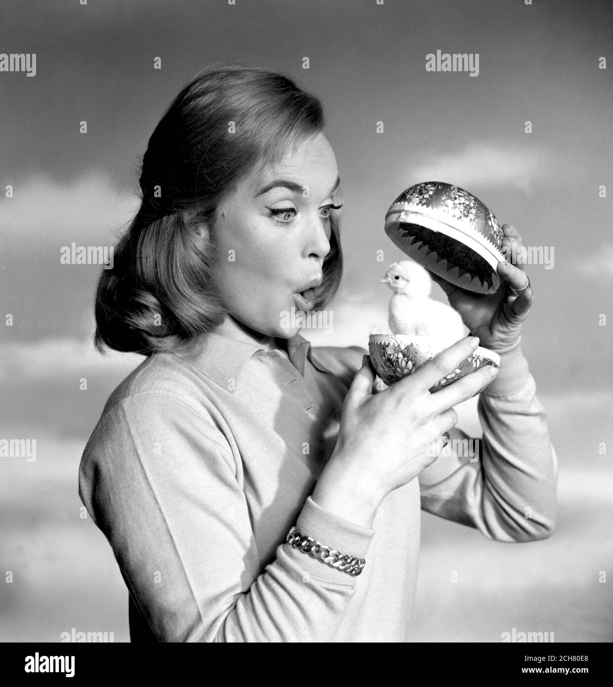 Shirley eaton actress hi-res stock photography and images - Alamy