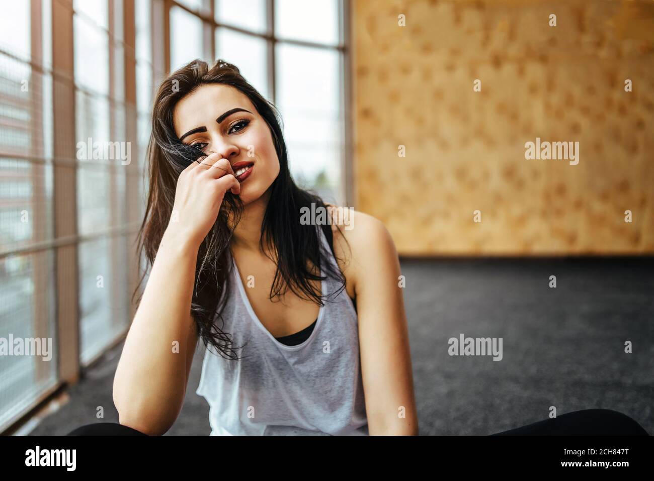 Pretty sporty girl workout in the gym Stock Photo - Alamy