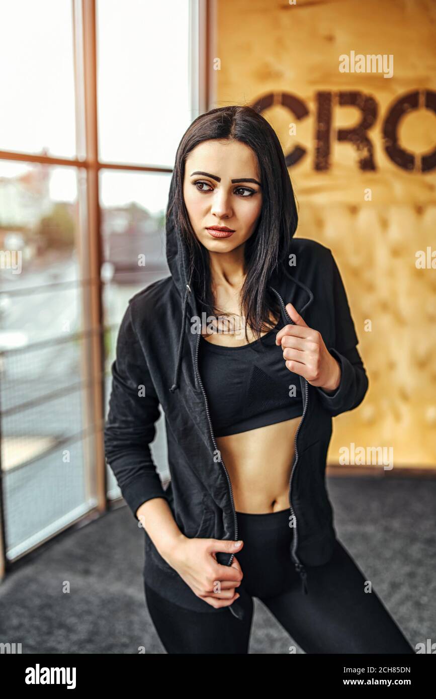 Pretty sporty girl workout in the gym Stock Photo - Alamy