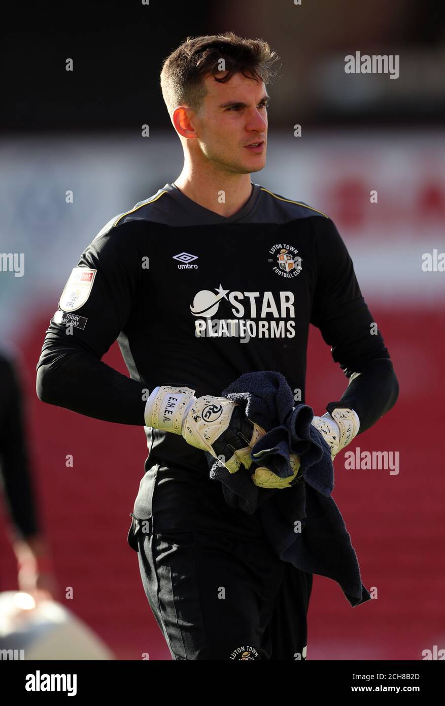 Luton goalkeeper simon sluga hi-res stock photography and images - Alamy