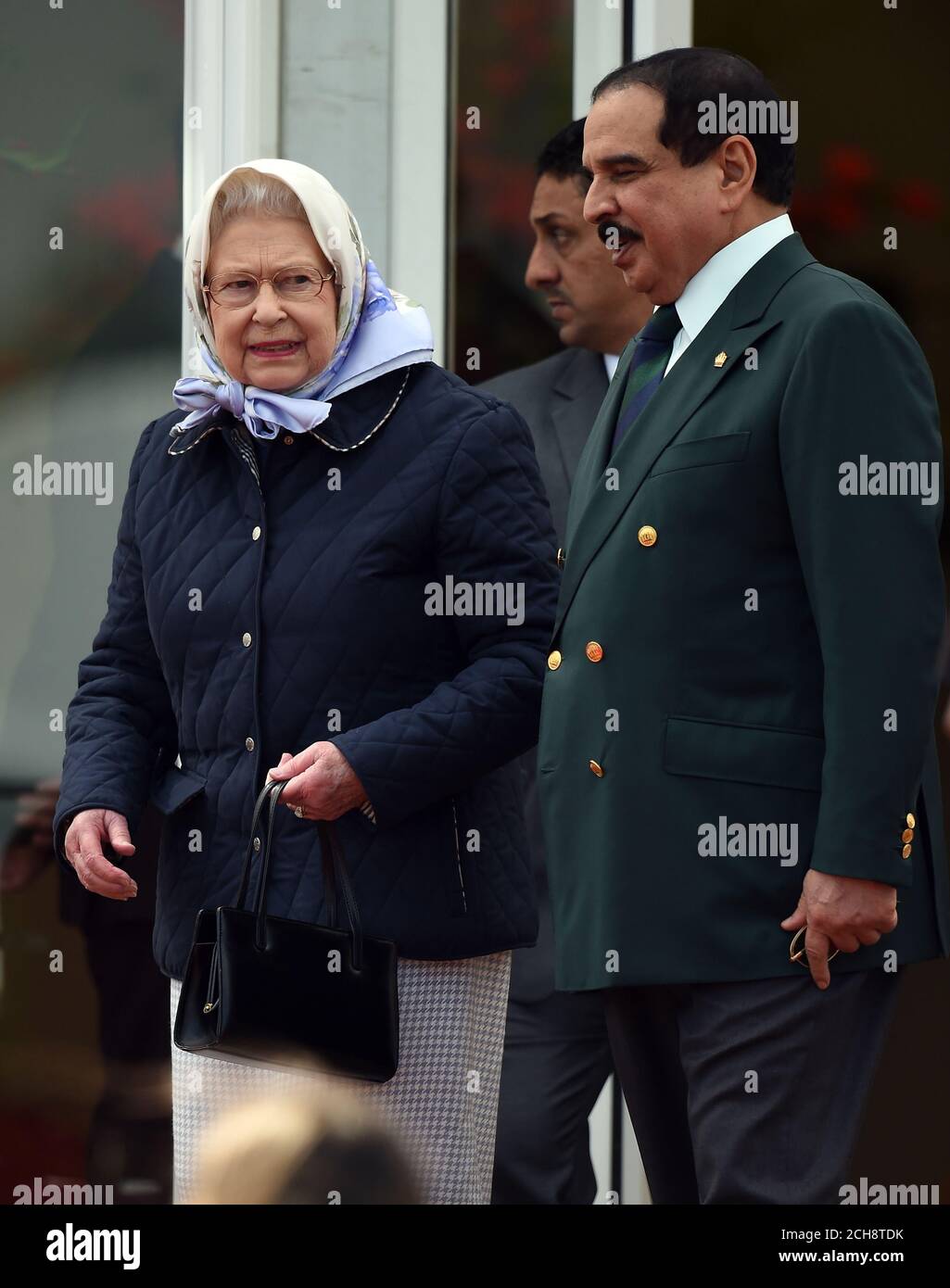 Queen elizabeth ii with the king of bahrain hi-res stock photography ...