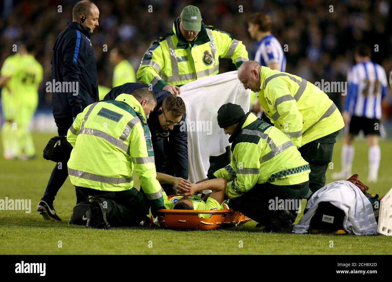 English league soccer football stretcher hi-res stock photography and ...