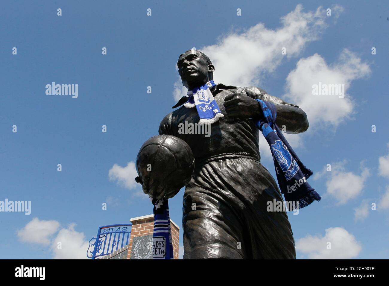 Statue of Dixie Dean outside Goodison Park before the Barclays Premier ...
