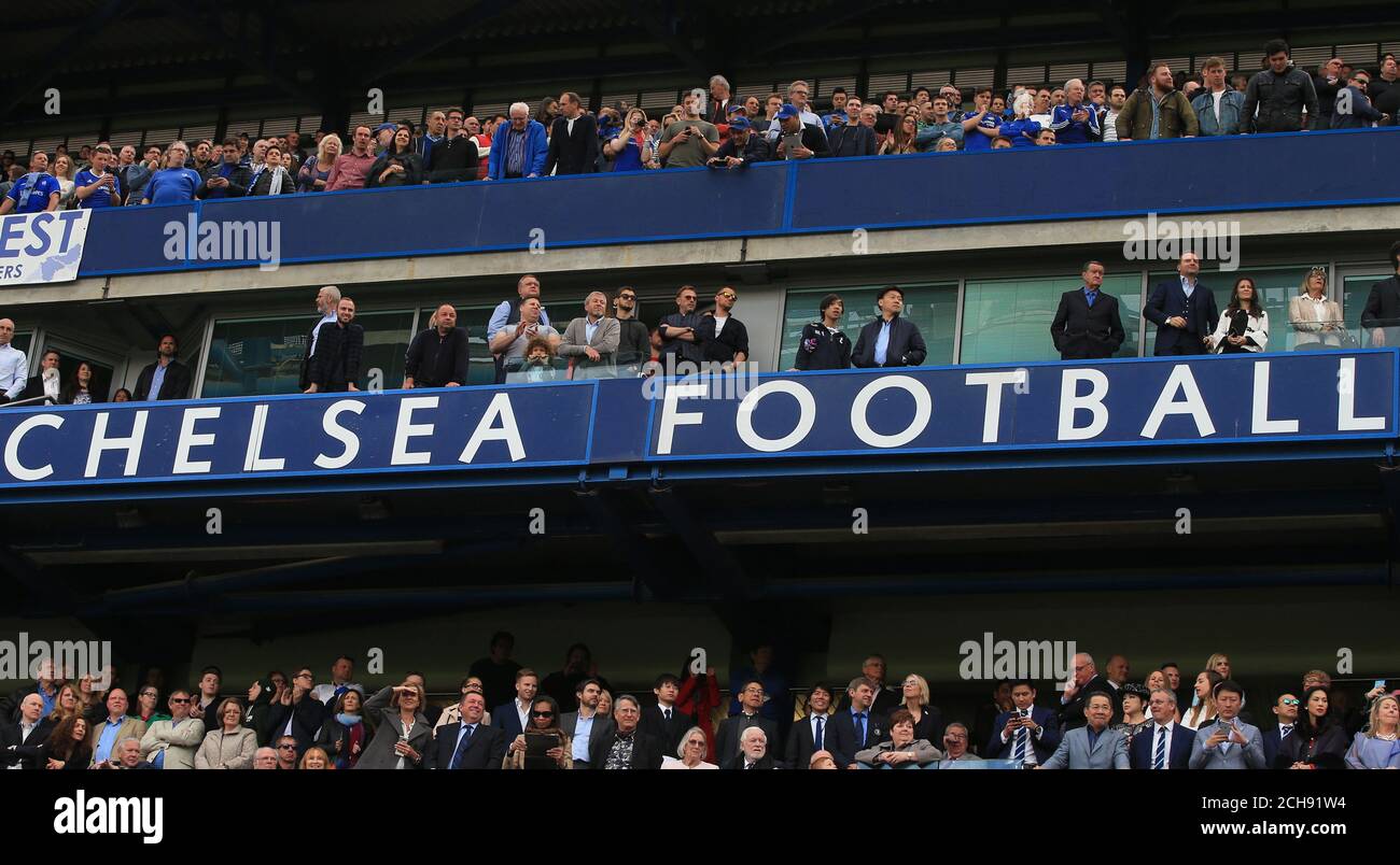 Chelsea owner roman abramovich centre row hi-res stock photography and ...