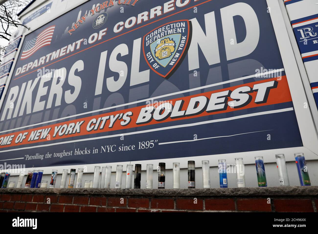 Rikers island sign hi-res stock photography and images - Alamy