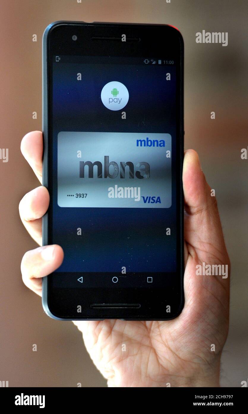 Displaying android pay app hi-res stock photography and images - Alamy