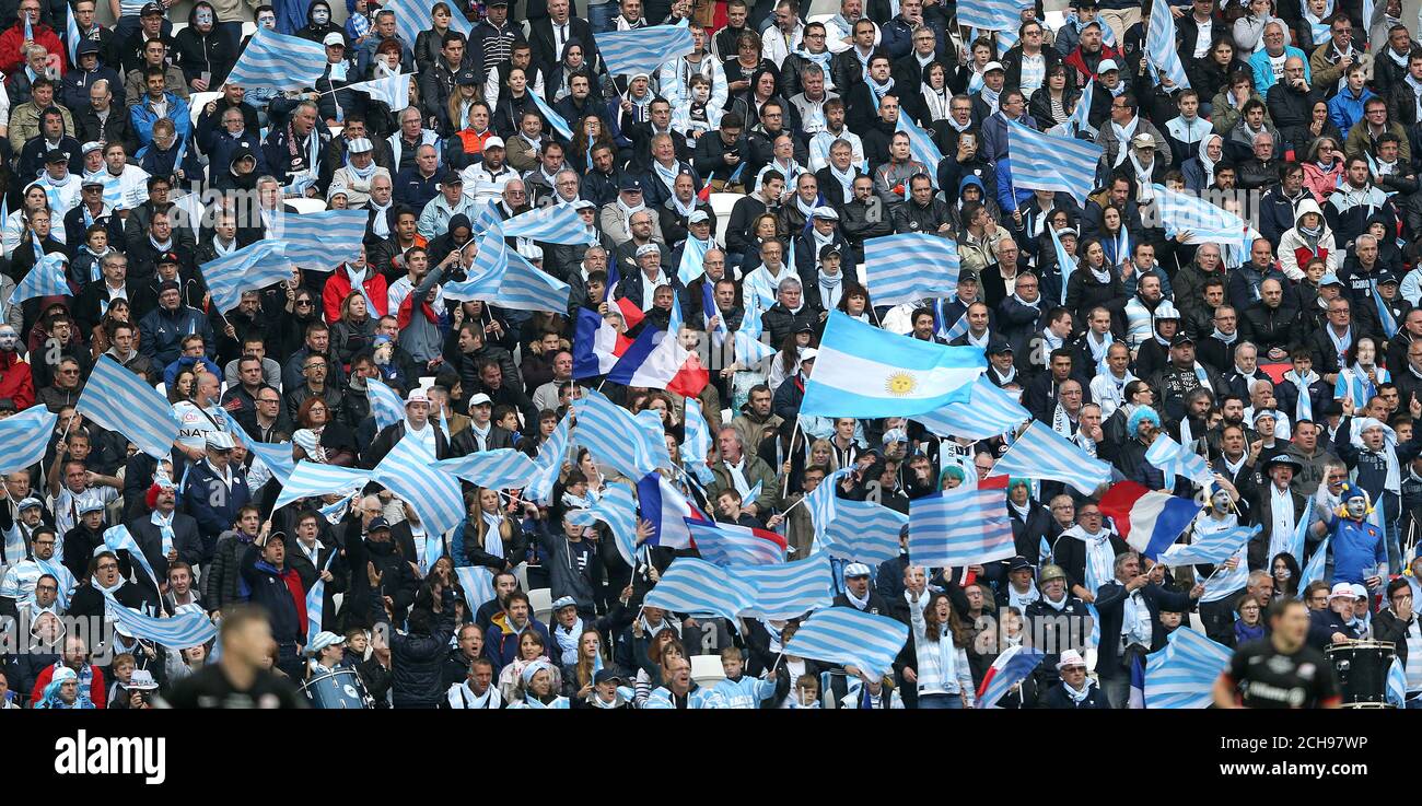 Racing 92 fans show support for their team in the stands Stock Photo ...